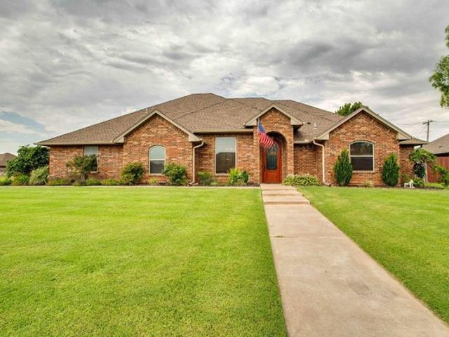 2002 Day Break Ln, Enid, OK 73703