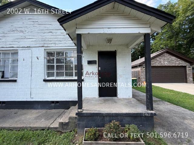 2002 W. 16th Street | 2 Bedrooms | 1 Bathroom ~ 1/2 Off First Month's Rent!