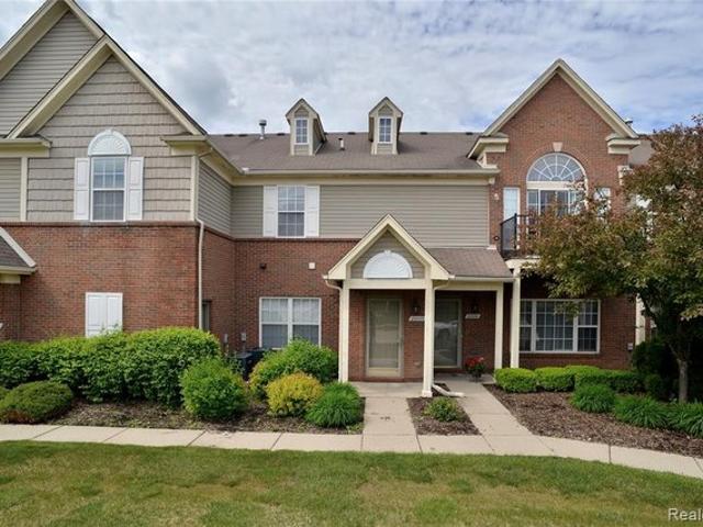 20039 Hidden Oaks Dr, Brownstown Township, MI 48183