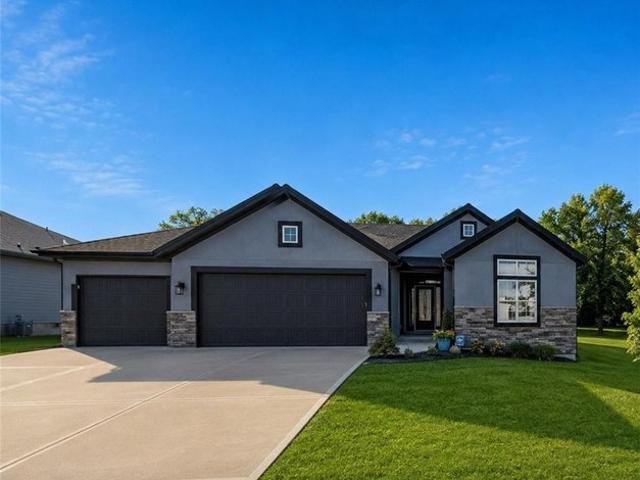 2003 Creekview Ln, Raymore, MO 64083