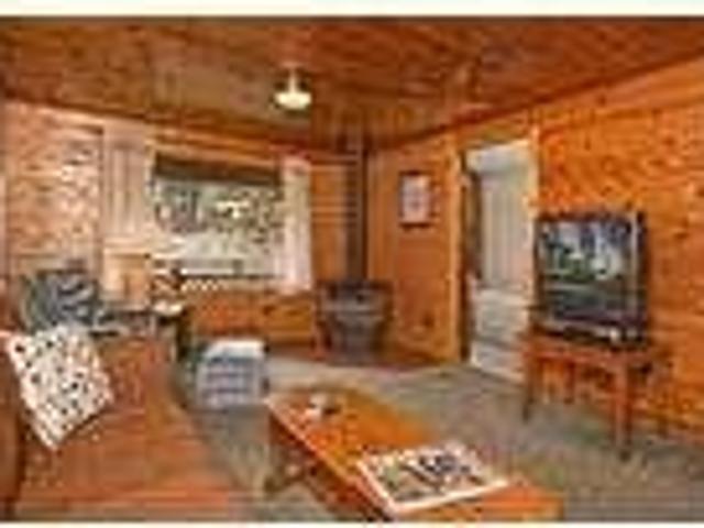 $200 / 3br CABIN WITH PRIVATE HOT TUB SLEEPS 8 GREAT PRICE!