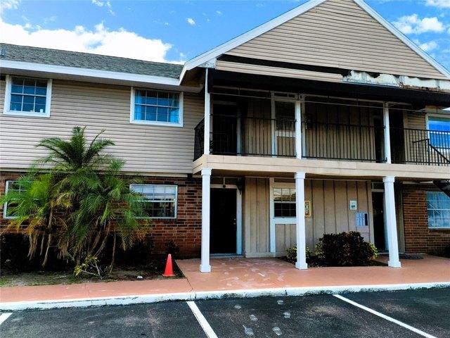 200 Country Club Dr Apt 805, Largo, FL 33771