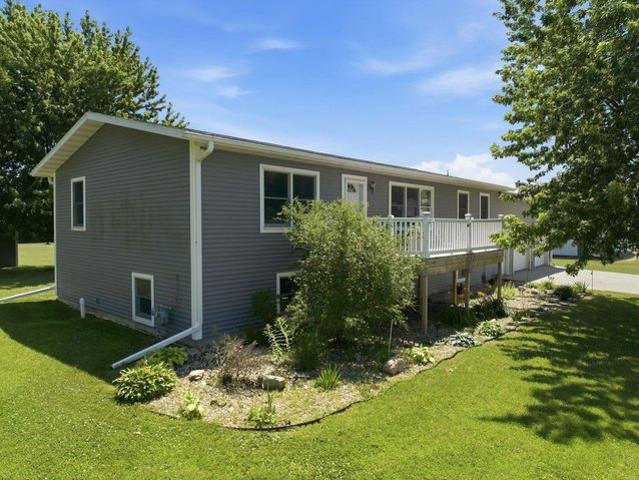 200 Country Heights Dr, Sumner, IA 50674