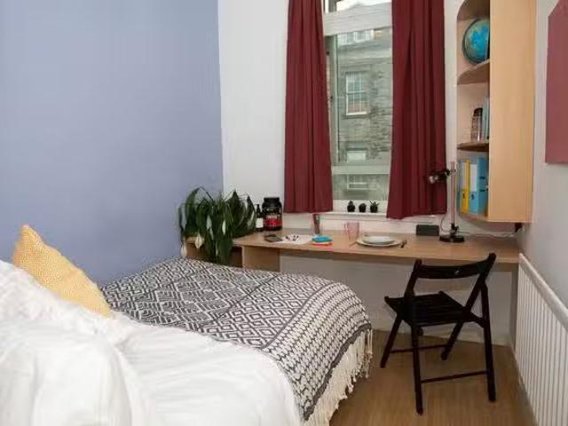 200 Cowgate 6 Bed Classic Ensuite