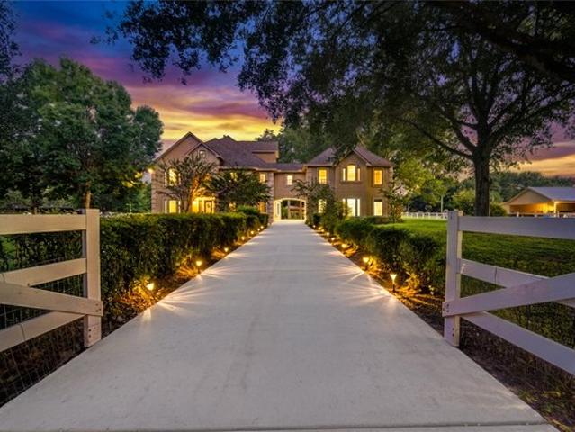 200 Creekside Ct, Sealy, TX 77474