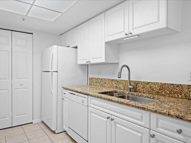 200 Crestwood Ct N, Unit 211, Royal Palm Beach, FL 33411 | MLS #R11166