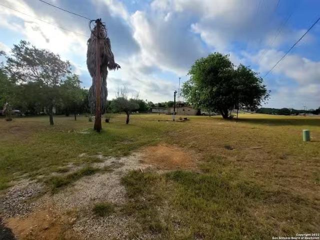 200 BLUE JAY DR, Floresville, TX 78114