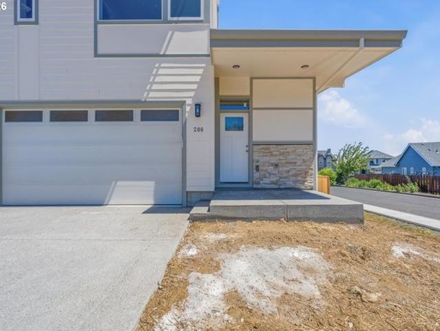 200 Black Hawk Ct, Columbia City, OR 97018