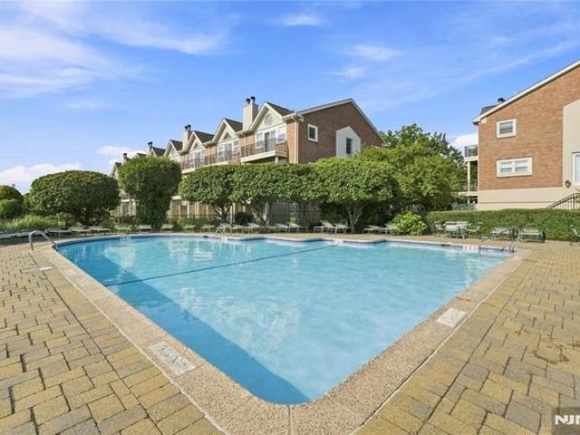 200 Grand Cove Way Apt 4J, Edgewater, NJ 07020