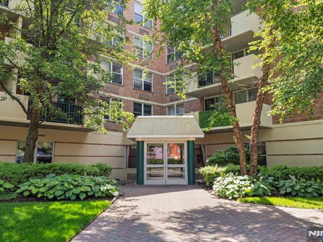 200 Grand Cove Way, Unit 3L, Edgewater, NJ 07020 | MLS #26012 | Compass