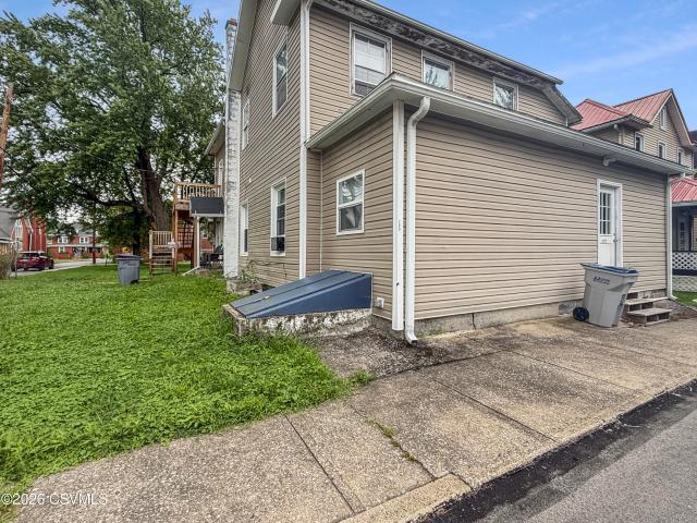 200 DANIS Street
