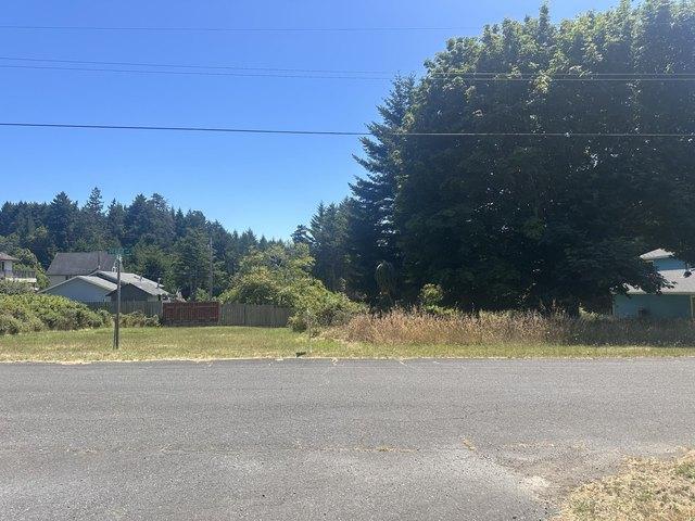 200 Debbie Ln, Shelter Cove, CA 95589