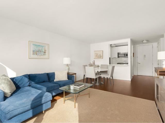 200 E 94TH Street 812