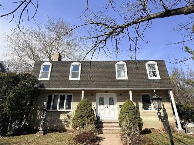 200 Larch Ave, Teaneck, NJ 07666