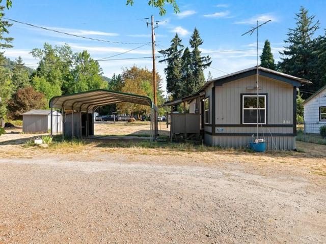 200 Lizzy Ln, Glendale, OR 97442