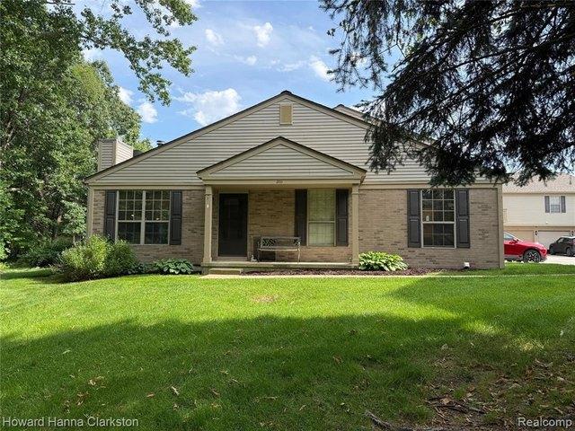 200 Pine Tree Ridge Dr, Waterford Township, MI 48327