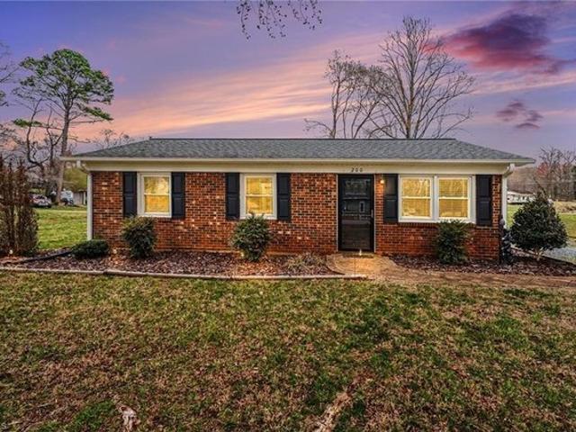 200 Redwood Bend Rd, King, NC 27021