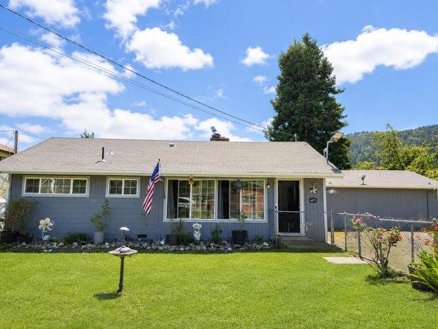 200 Redwood Rd, Klamath, CA 95548