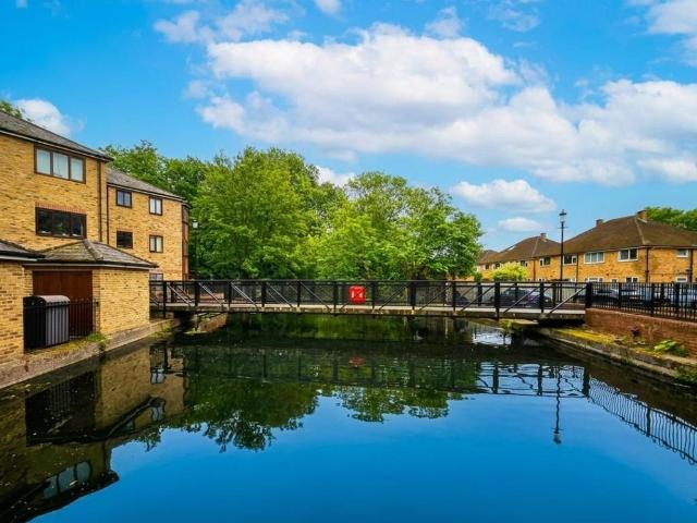 200 Wandle Road, Morden SM4 2 bed apartment to rent £1,850 pcm £427 pw