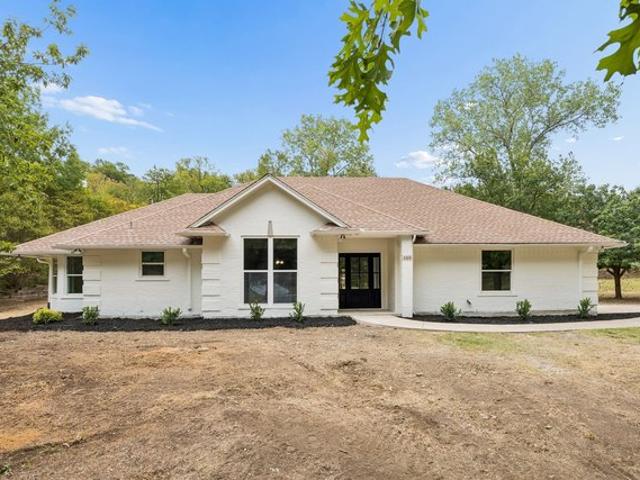 200 Willow Ridge Rd, Fort Worth, TX 76103