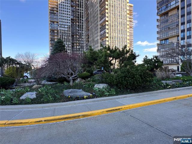 200 Winston Dr, Unit 3018, Cliffside Park, NJ 07010 | MLS #26010 | Compass