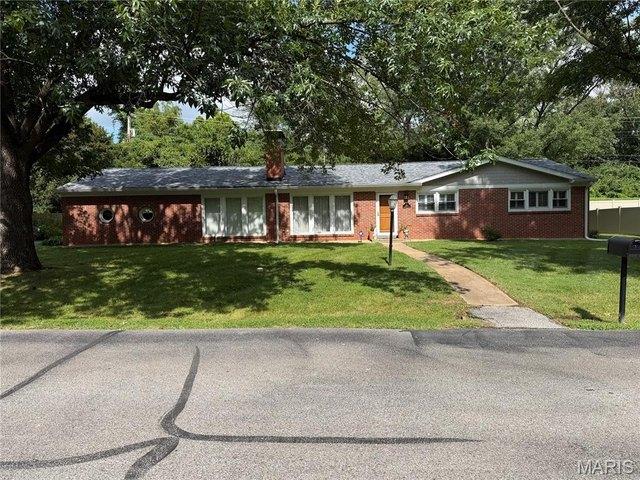 200 Tanglewood Dr, Ladue, MO 63124