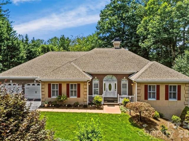 200 Teaberry Ln, Hendersonville, NC 28739