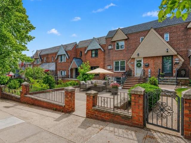 2015 36th St, Astoria, NY 11105