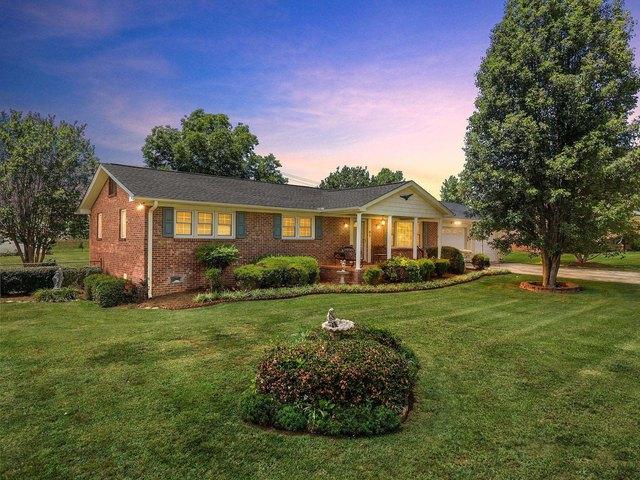 2016 Evergreen Dr, Boiling Springs, SC 29316