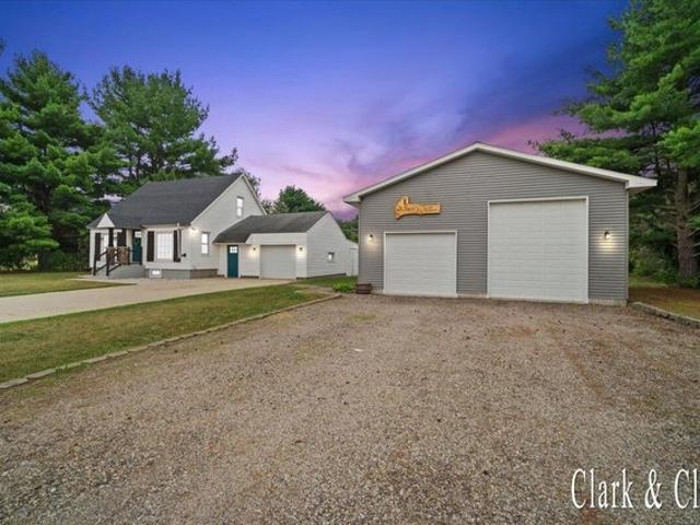 2016 E Croton Dr, Newaygo, MI 49337