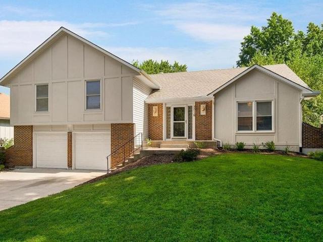 2016 E Sleepy Hollow Dr, Olathe, KS 66062