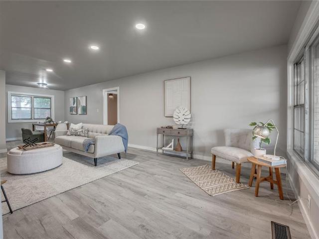 2016 W Noble Avenue