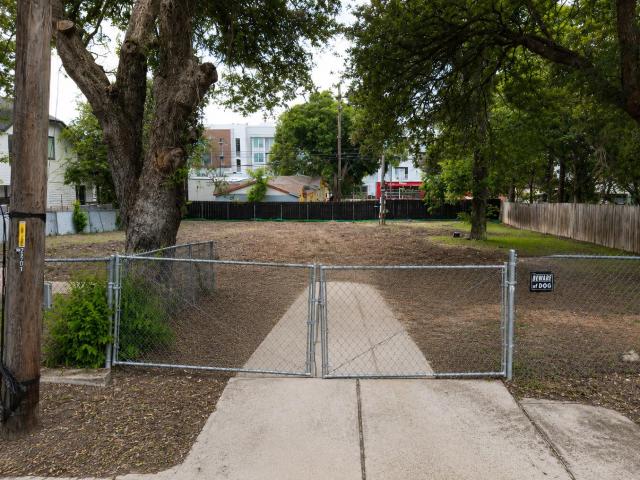 2017 E 8th St