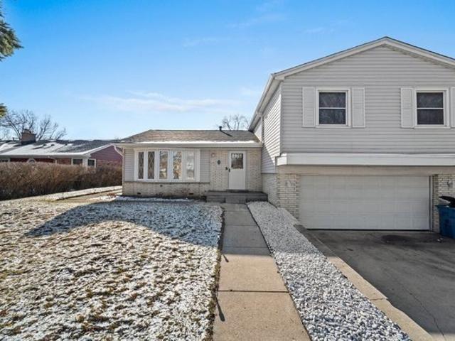 2017 E Seneca Ln, Mount Prospect, IL 60056