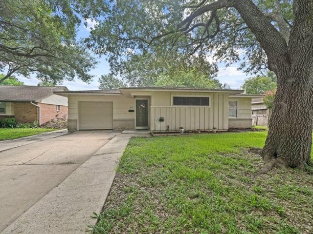 2017 Isla Dr, Pearland, TX 77581