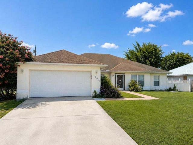 2017 SE Dranson Cir, Port Saint Lucie, FL 34952