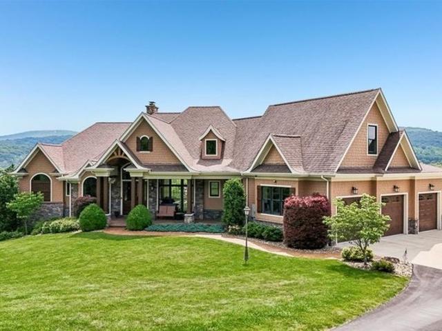 2017 Thunder Ln, Latrobe, PA 15650