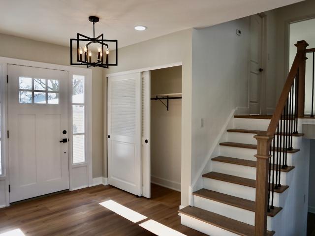 2018 E Ivy Lane