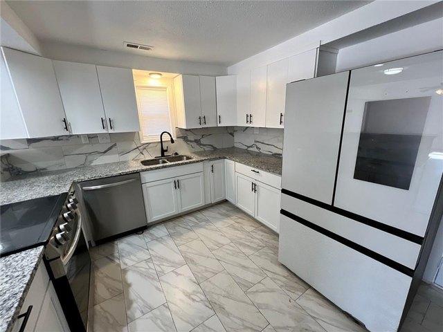 2019 Sunset Dr, Oak Grove, MO 64075