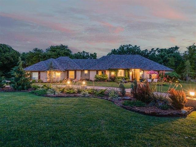 2010 Silver Crest Dr, Edmond, OK 73025