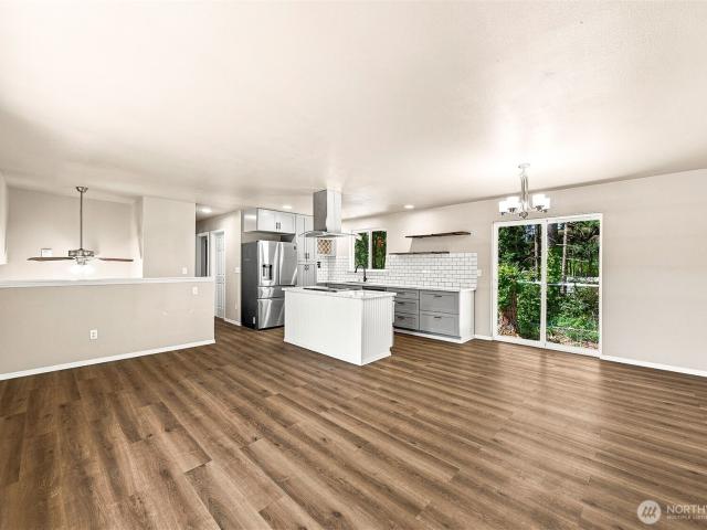 2010 th Avenue E