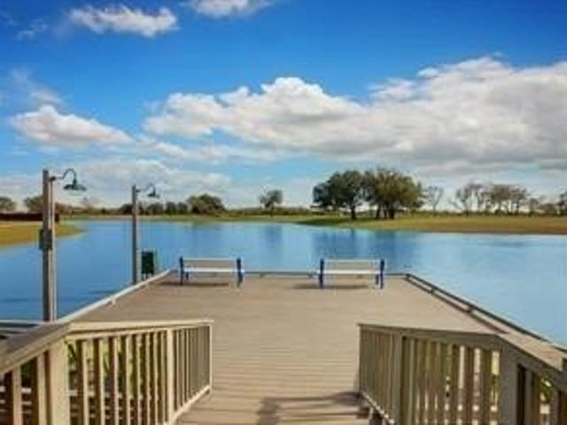 2011 Oak Leaf Ct, Manvel, TX 77578
