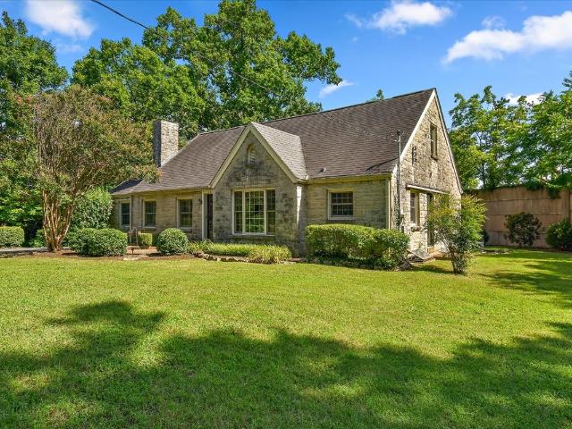 2011 Cedar Ln