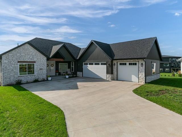 2011 E 59th Ct, Davenport, IA 52807