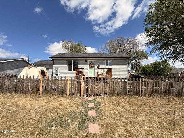 201 6th St NE, Watford City, ND 58854