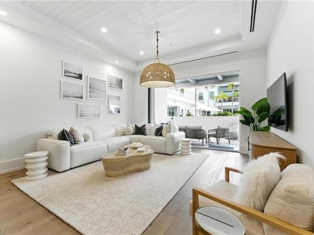 201 8th St S Unit 208, Naples, FL 34102
