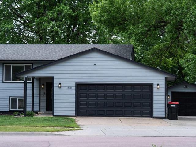 201 Cardinal Dr S, Brandon, SD 57005