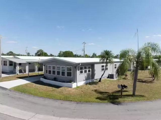 201 Carriage Ln, North Fort Myers, FL 33917 MLS C7508833