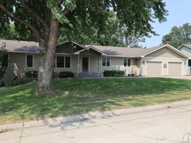 201 Crestview Dr, Rock Rapids, IA 51246