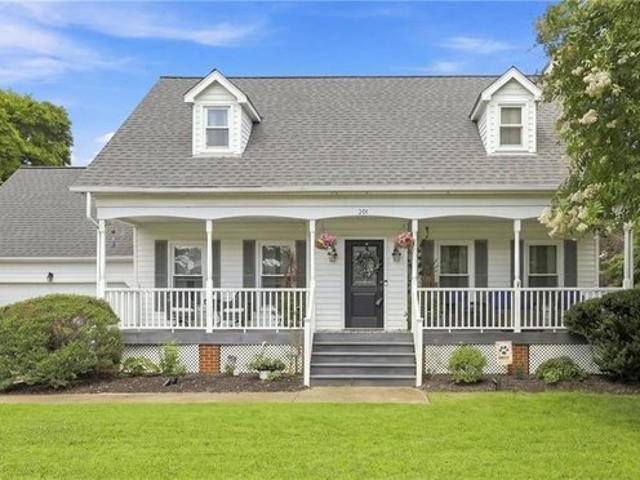 201 Azalea Dr, Smithfield, VA 23430